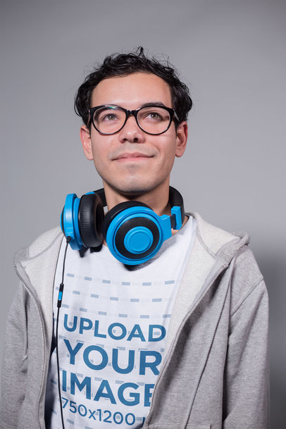 Placeit - Geek Dude Wearing a T-Shirt Mockup Putting on his Headphones